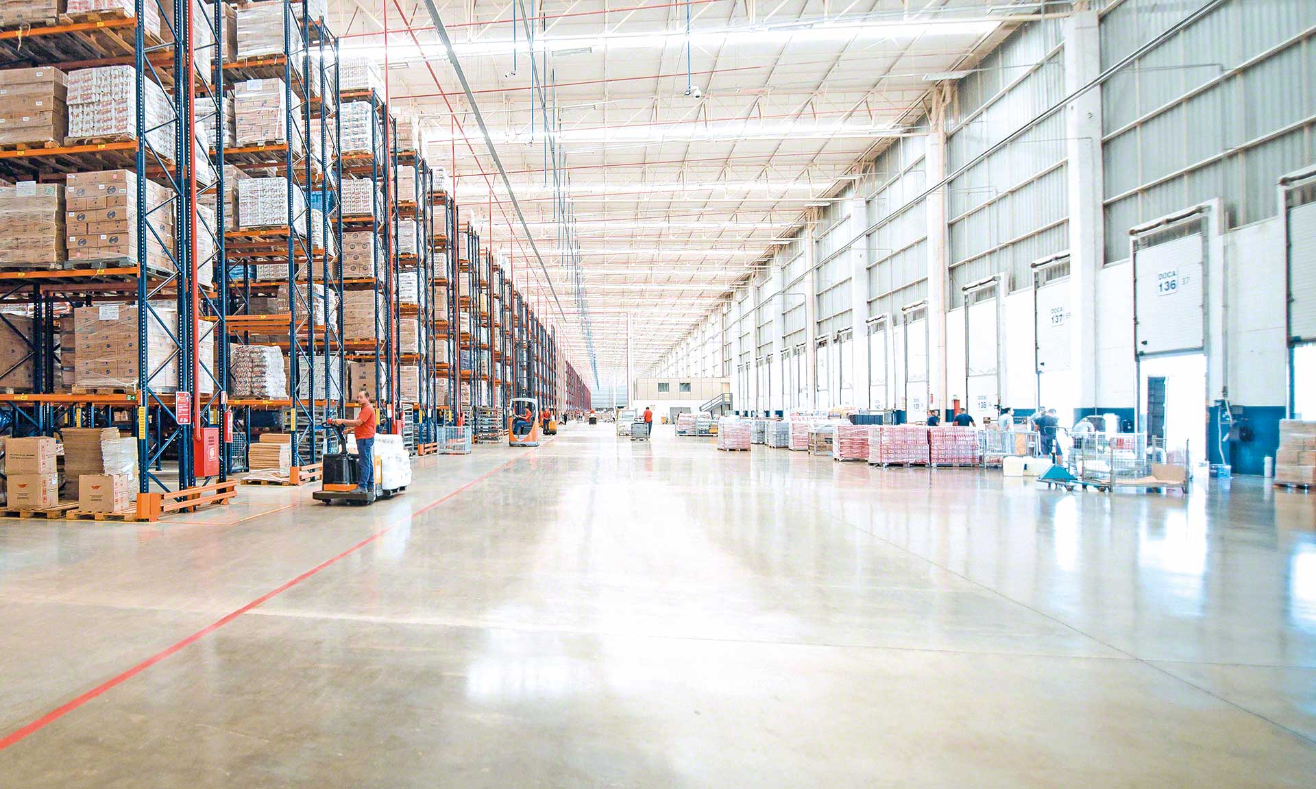 Armazém convencional e armazém automático - Mecalux.com.br